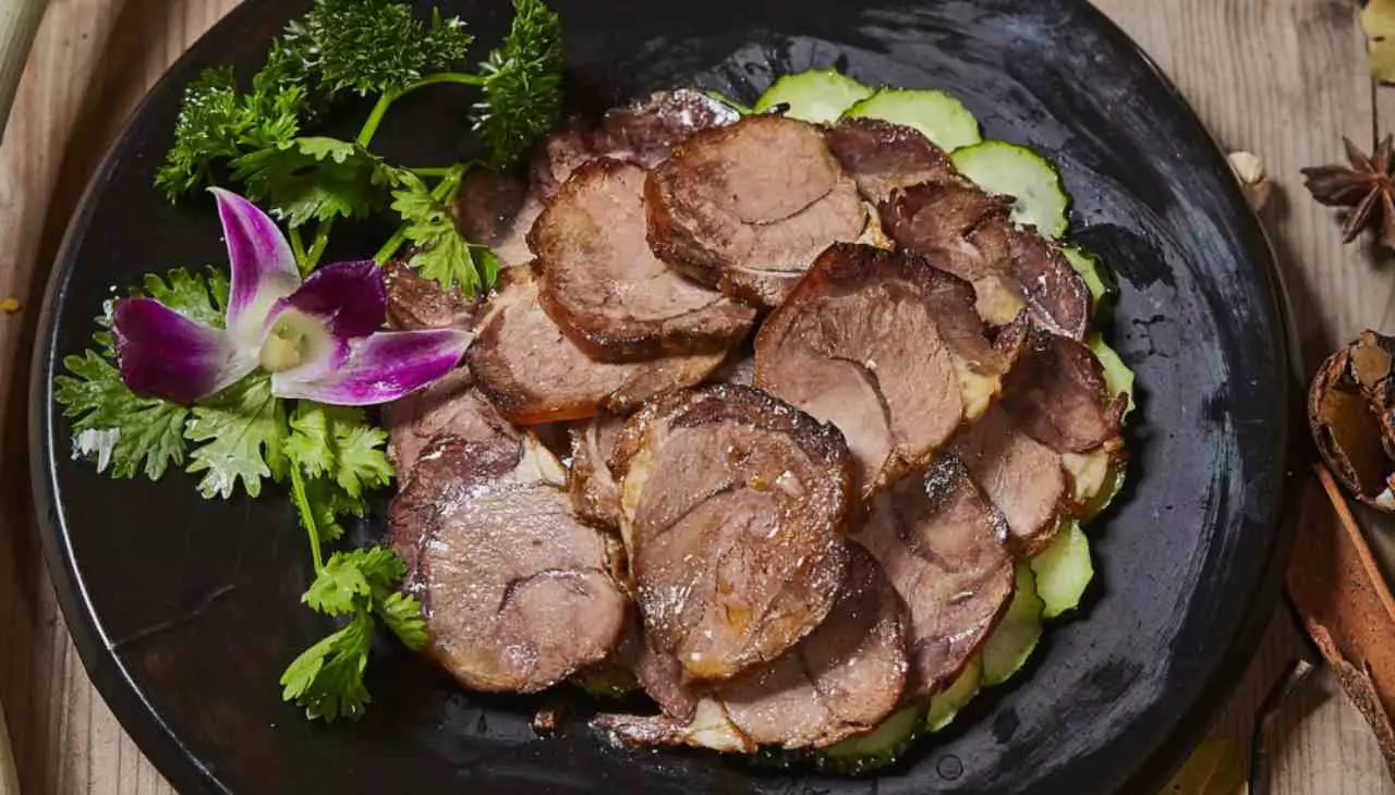 Daging babi dimasak dengan sayur-sayuran