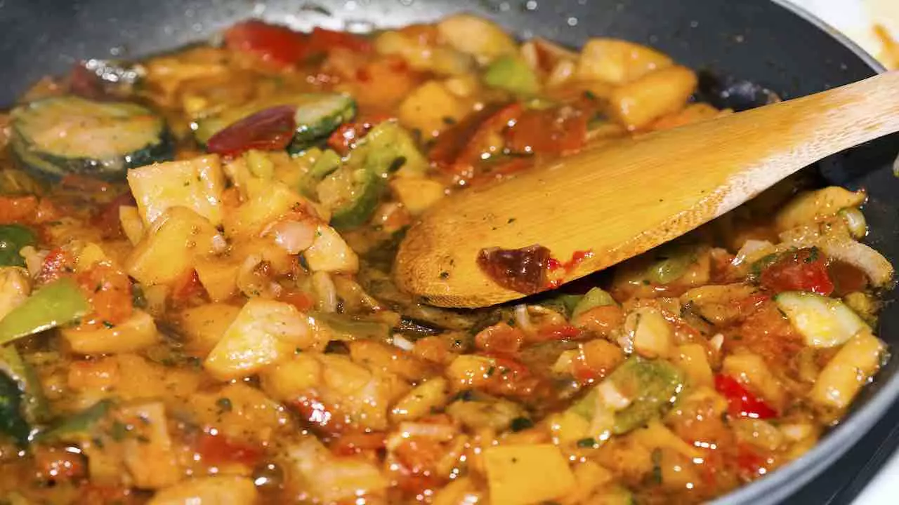 Baked sângrûn mei oliven, kapper en sinnedroege tomaten