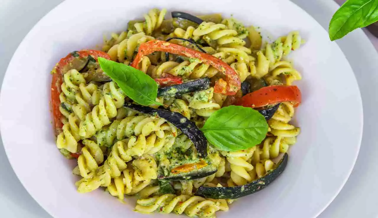 Pasta dengan pesto courgette dengan terung dan lada panggang