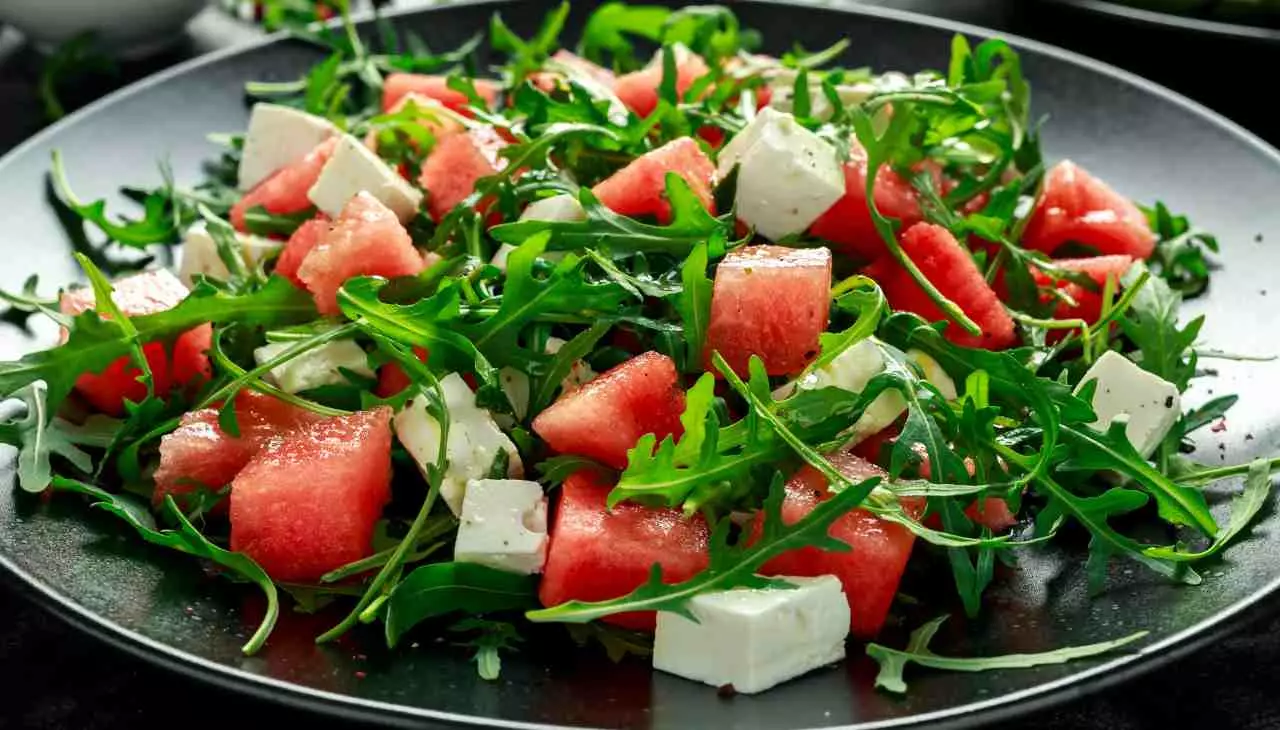 Gök önümleriň barmak iýmiti, tomus miwesi we wegetarian peýnir