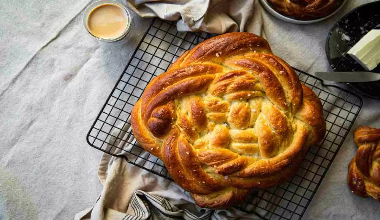 Brioche trenzado de stracchino e touciño