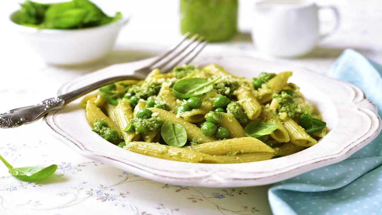 Pasta con guisantes y queso