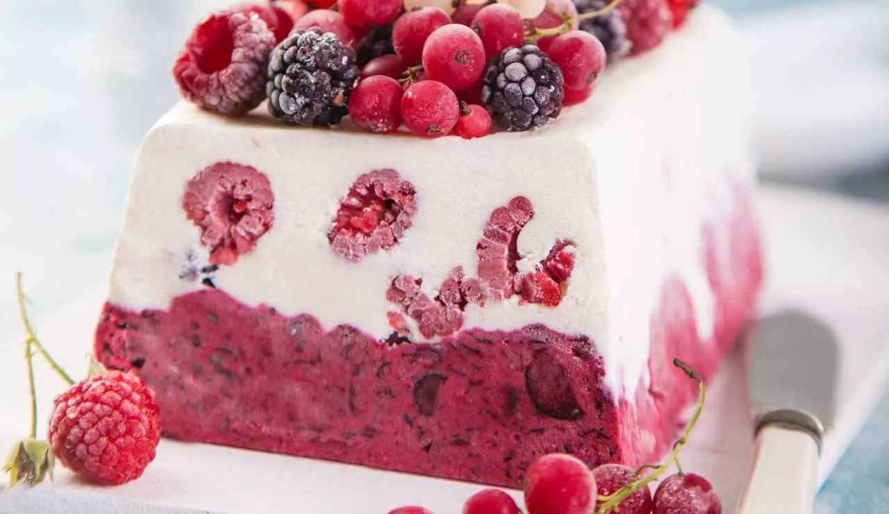 Tort cu inghetata cu iaurt si fructe rosii | Bunătate irezistibilă 31413_1