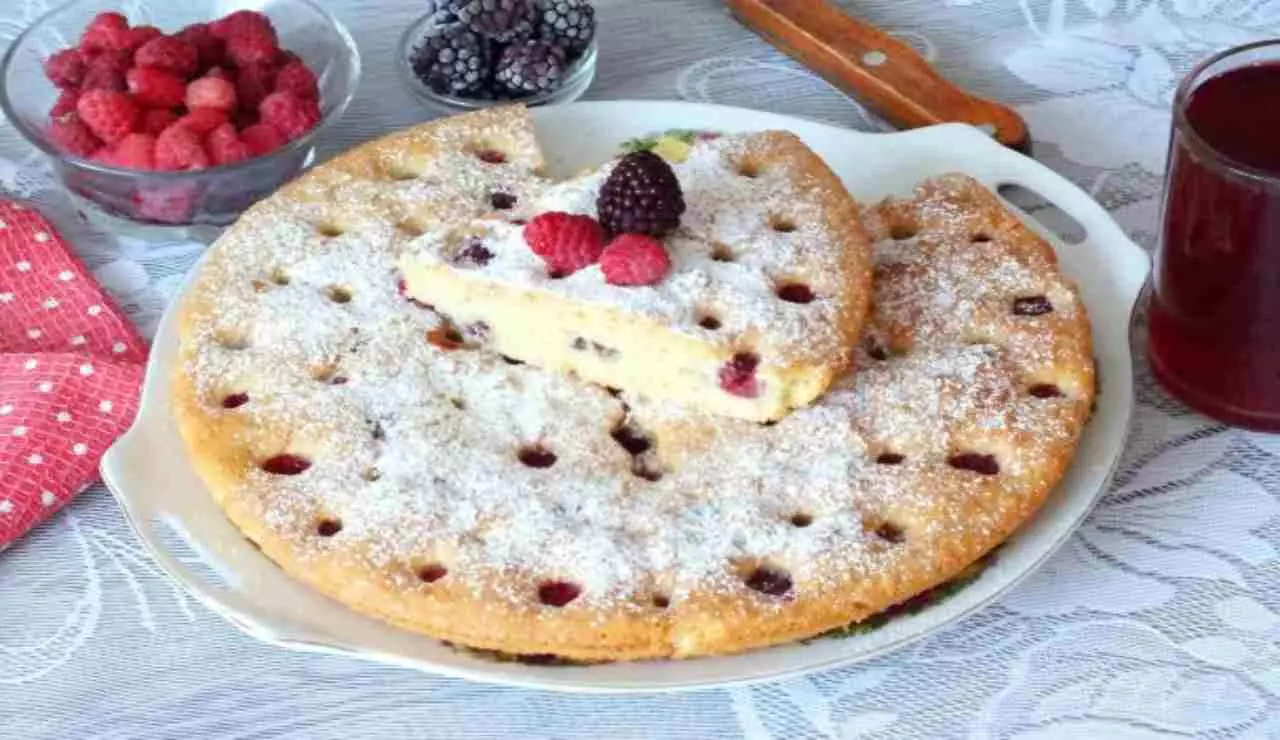 ब्ल्याकबेरी र लामोपोनी बिस्कुट केक