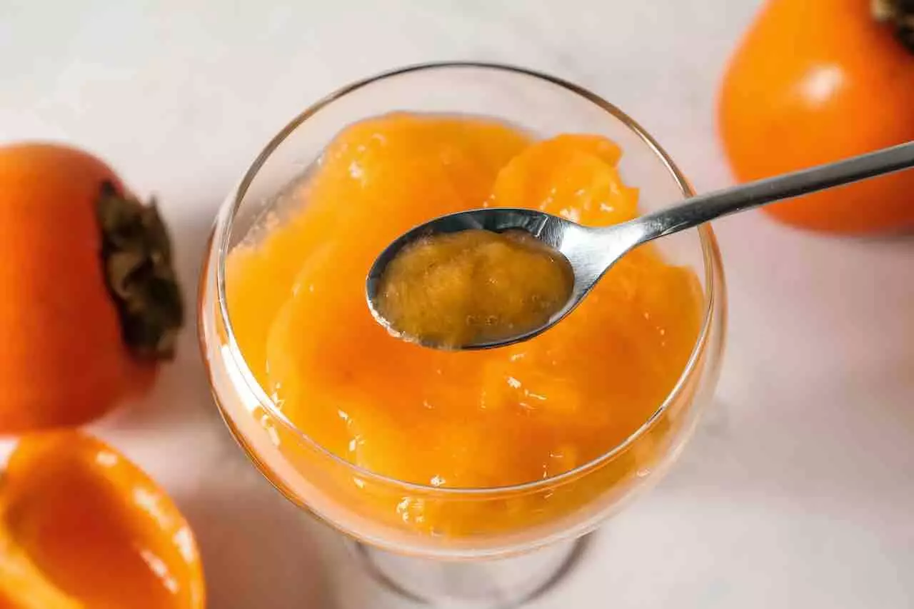 Persimmon na cinnamon jam, kuzuza neza nibyiza wenyine