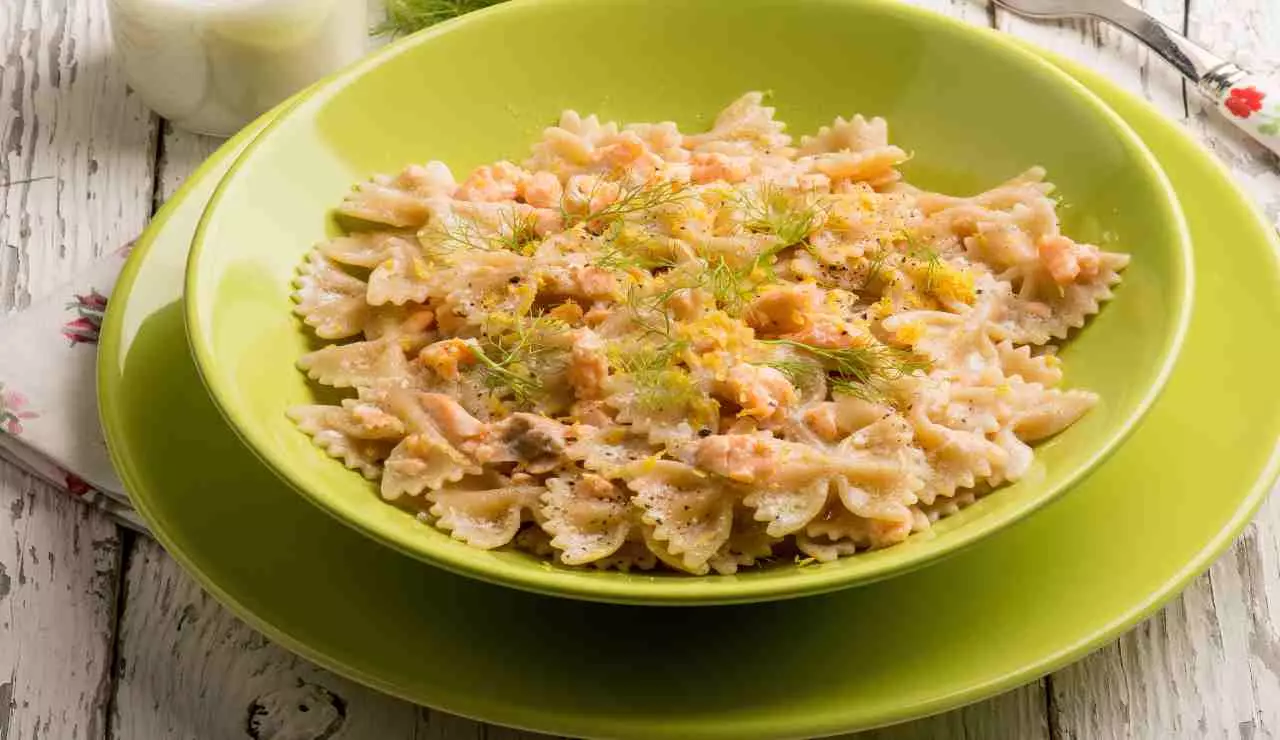 Farfalle miaraka amin'ny salmon miaraka amin'ny fennel sy bechamel AdobeStock