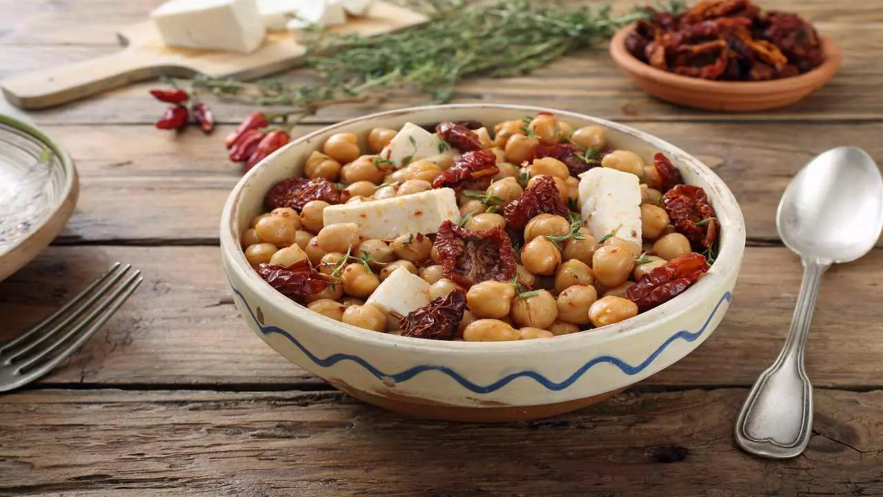 Chickpea salad with tomatoes