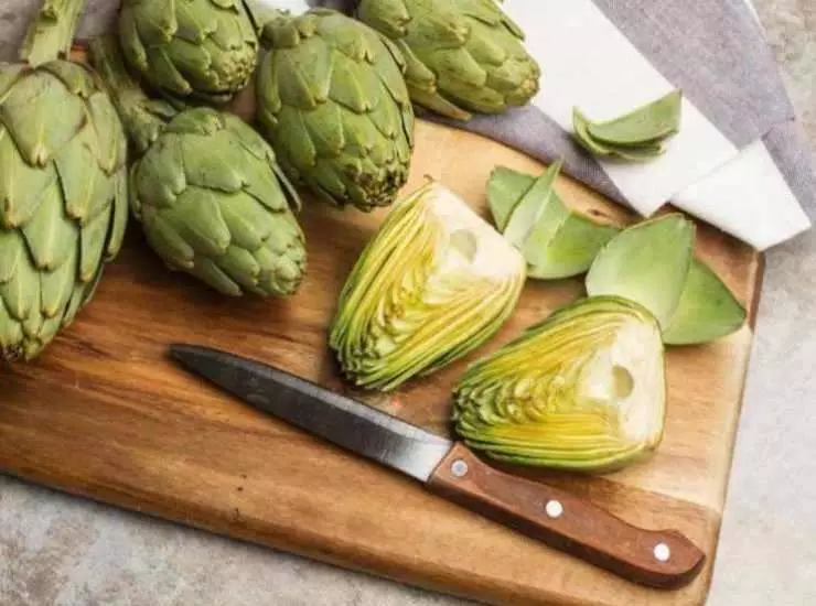 Baastada la dubay oo leh artichokes