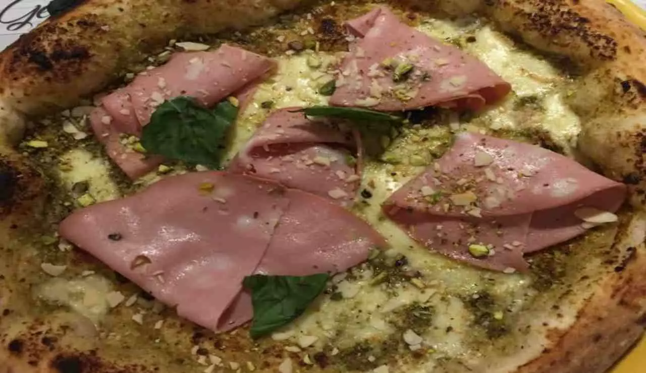I-pizza ethambileyo ene-Genoese pesto mortadella kunye ne-mozzarella