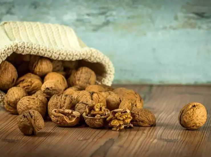 Mint pesto ກັບ walnuts ພິມສູດ PHOTO