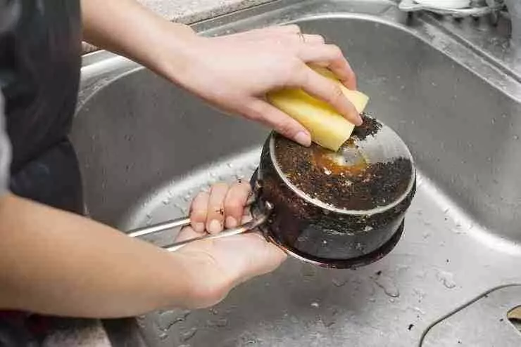 Используйте средство для мытья посуды | С сегодняшнего дня больше так не делать | Вот причина 31653_2