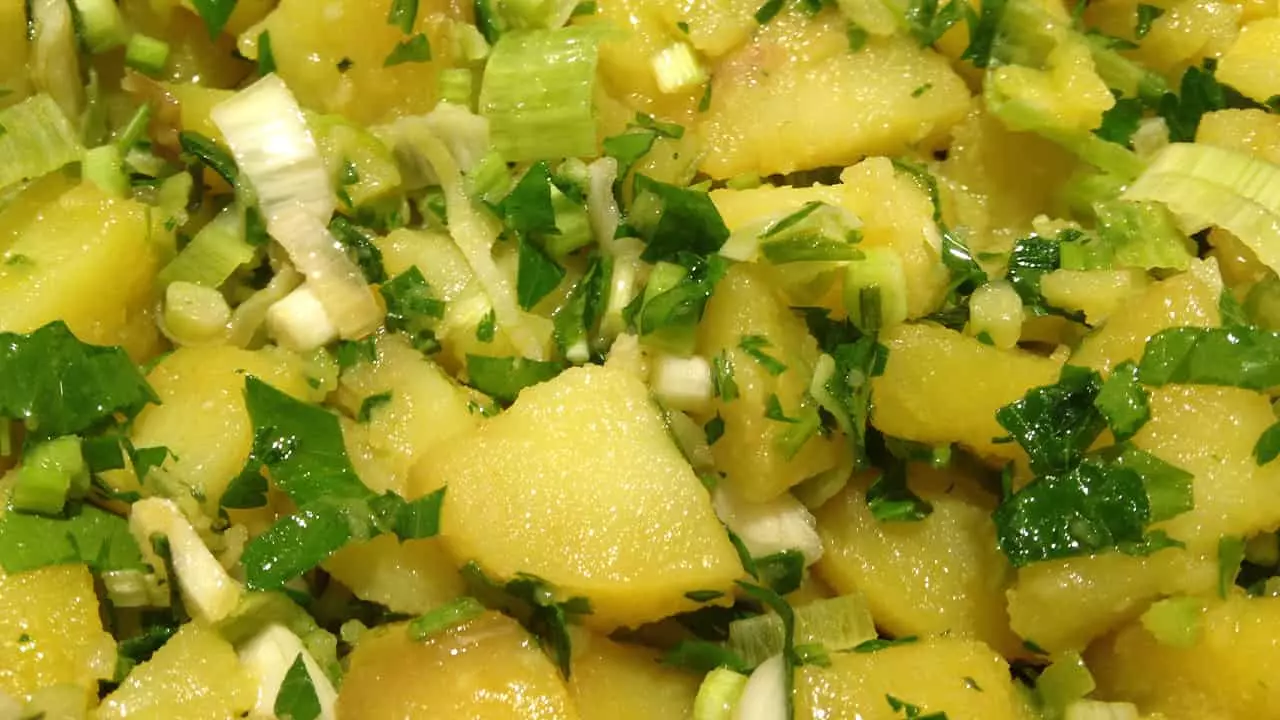Salad potatoes with lemon