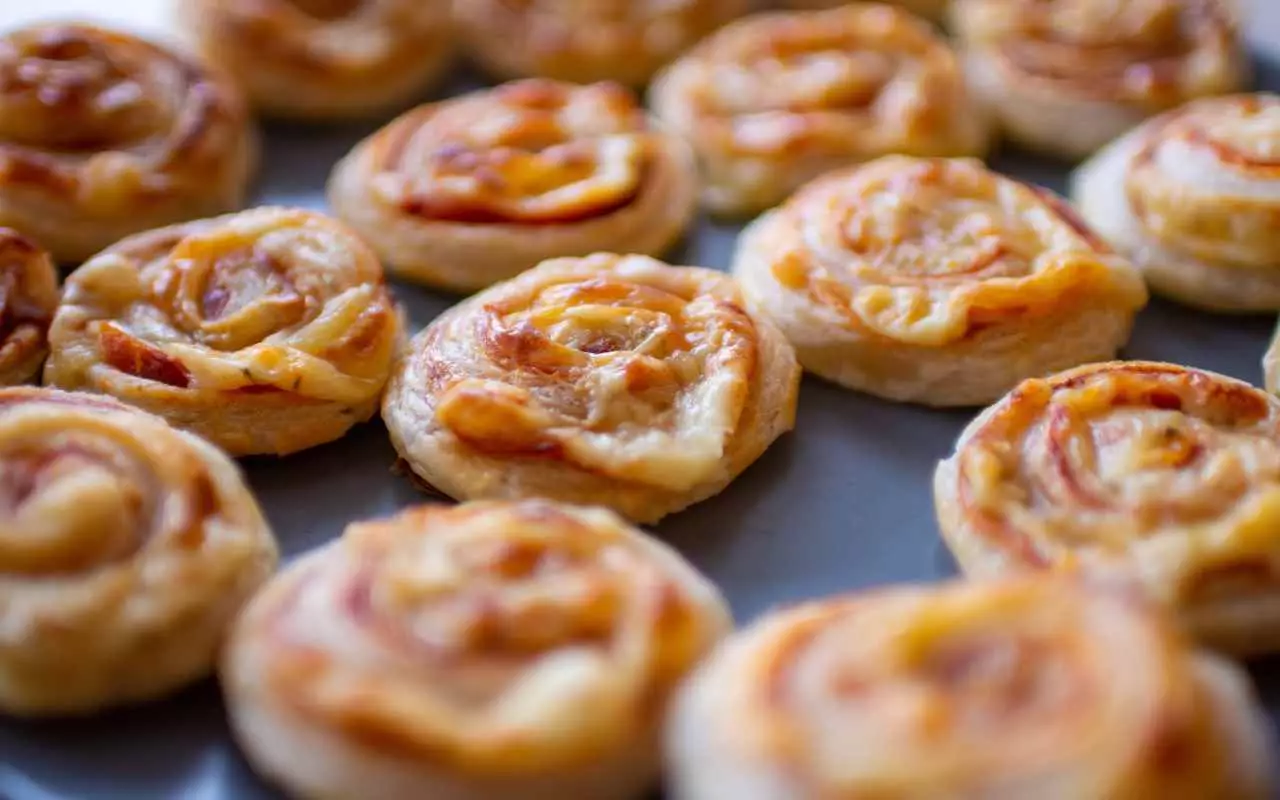 Ouer vu Gruyere Knuewelek Puff Rezept