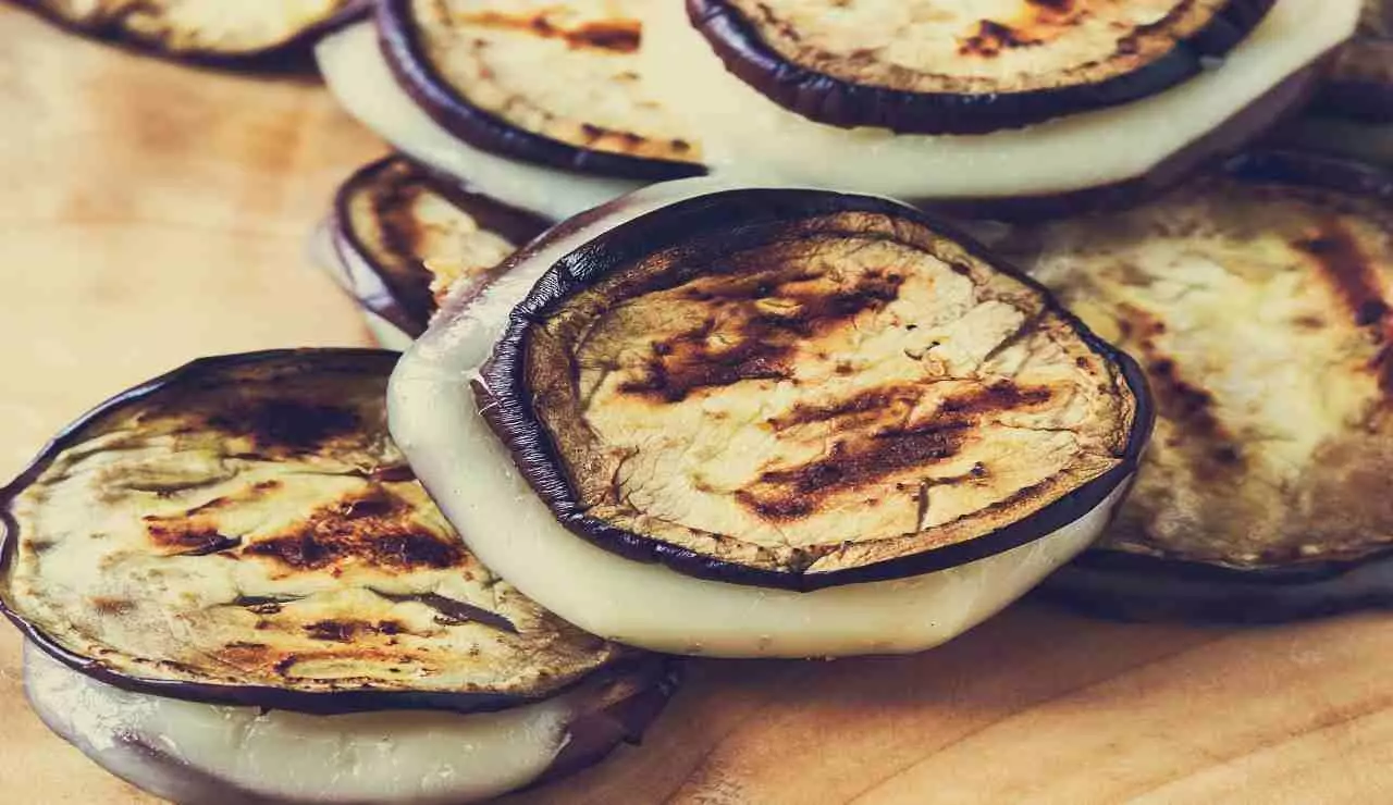 አጨስ አይብ እና ካም ጋር Eggplant ሳንድዊች | ጣፋጭ እና ጣፋጭ 31807_1