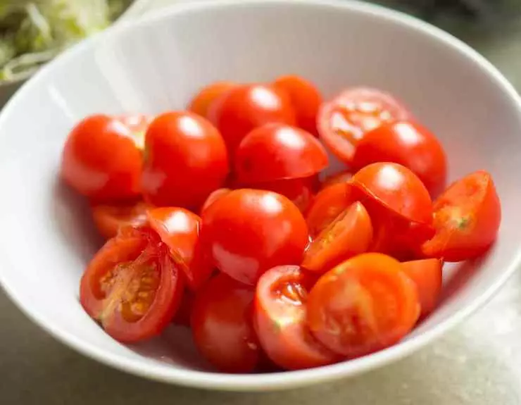 Stamp recete FOTO për makarona me bishtaja, domate dhe ton