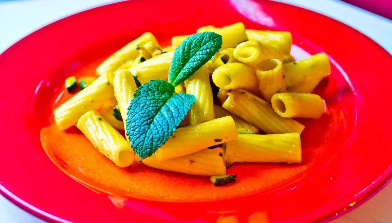 Voorgerecht pasta met courgette en wortel