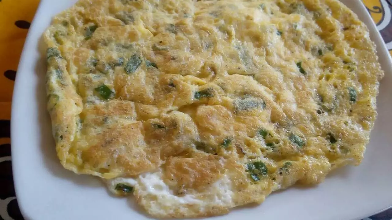 omelette бо пиёз ва parsley
