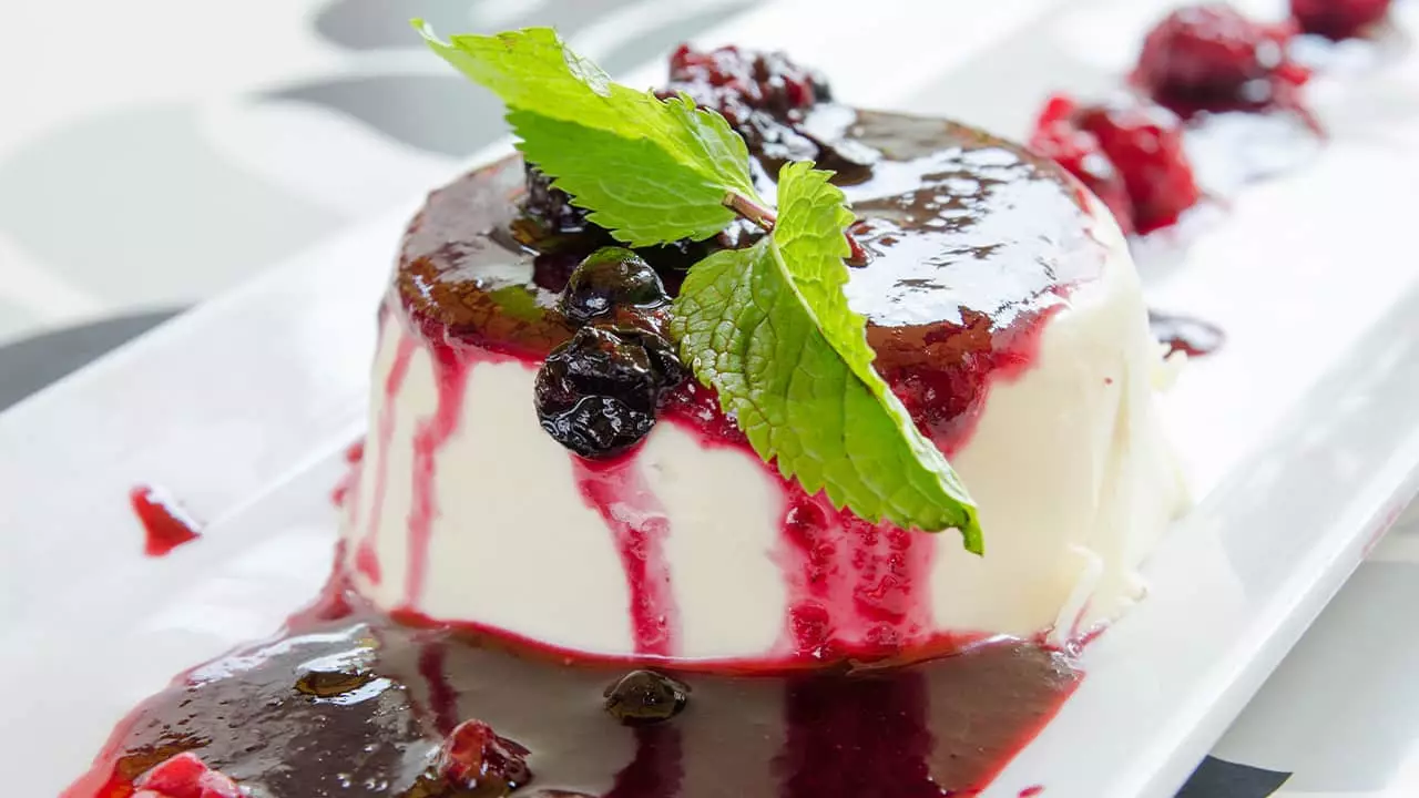 ຜັກ panna cotta ກັບຫມາກໄມ້ສີແດງ