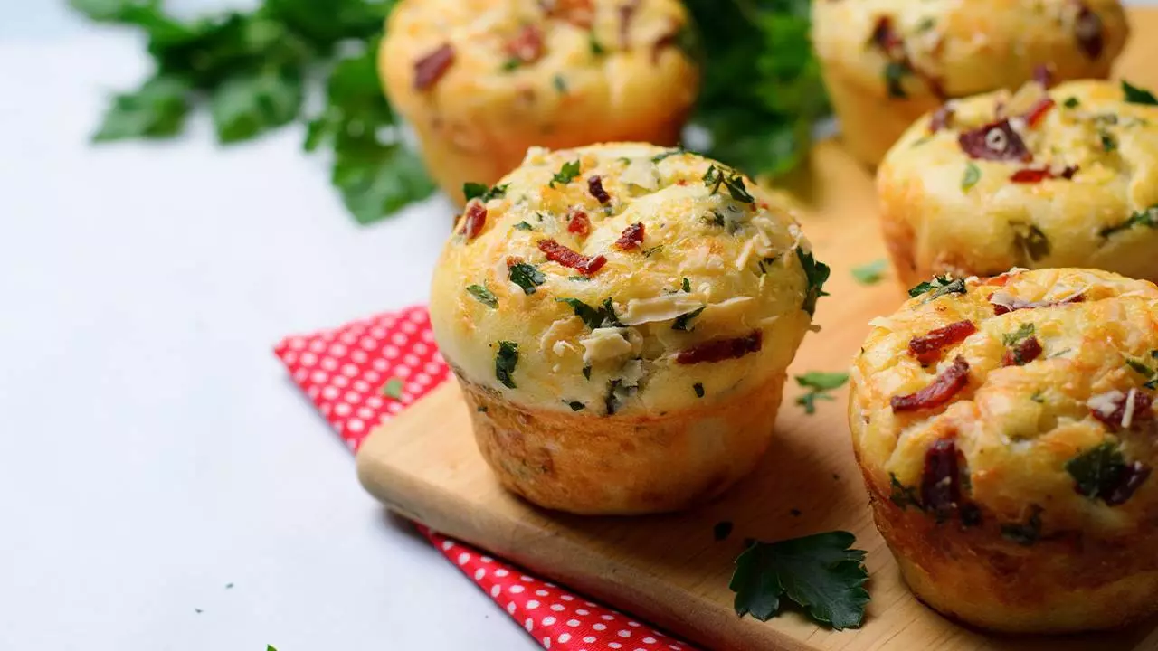 Awọn muffins ti o dun pẹlu ngbe ati ẹfọ