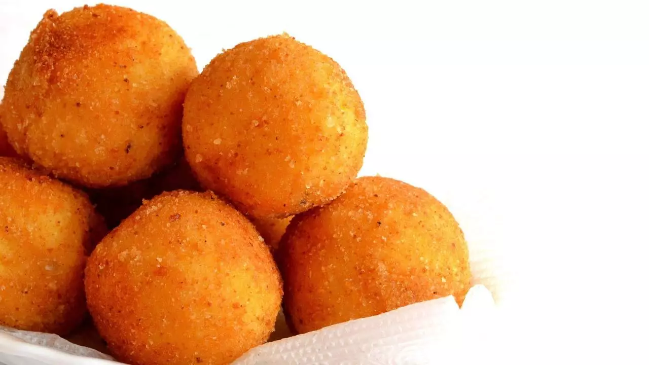 preparazzjoni tar-riċetta tar-ross tal-brunġiel arancini u mozzarella