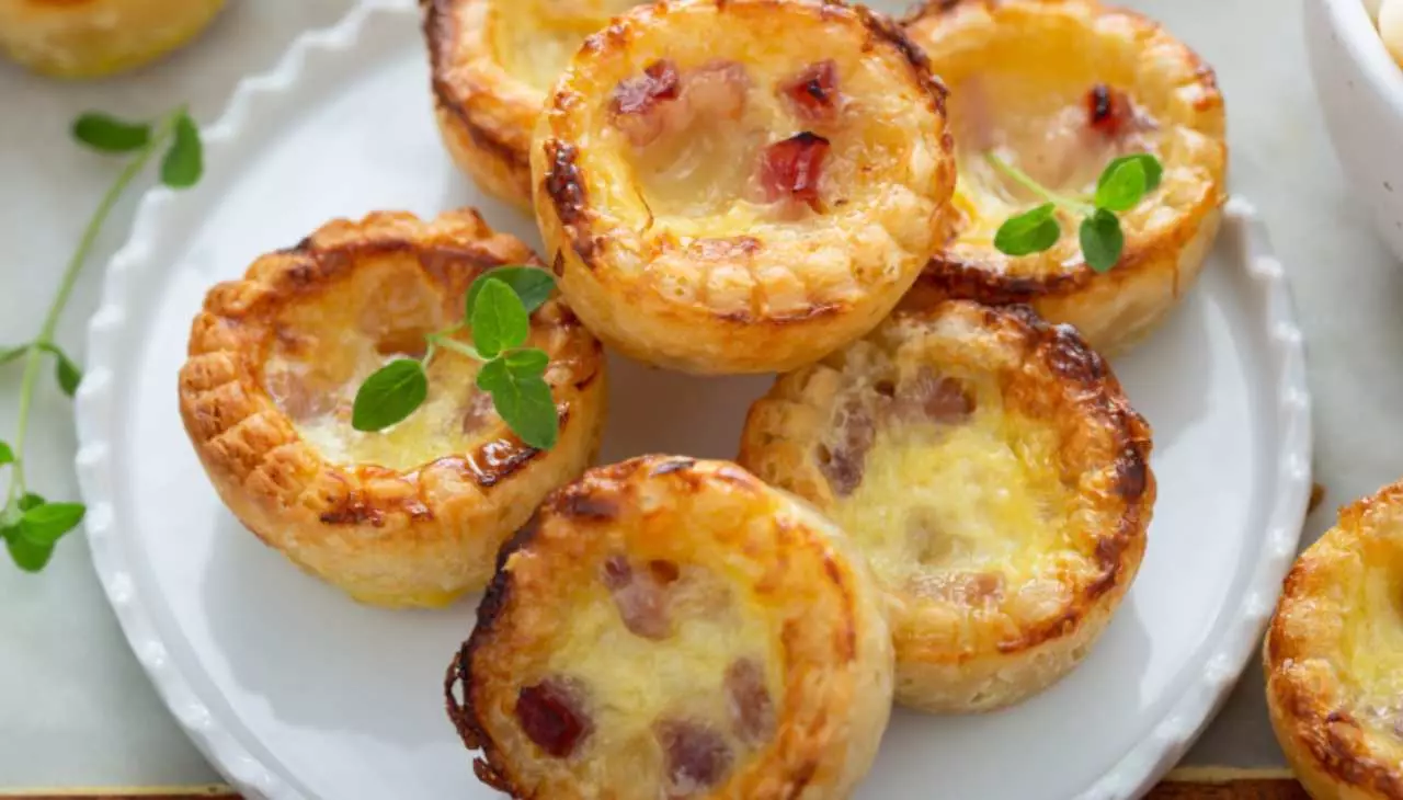 Finger food is puff pastry with tubers and cured meats