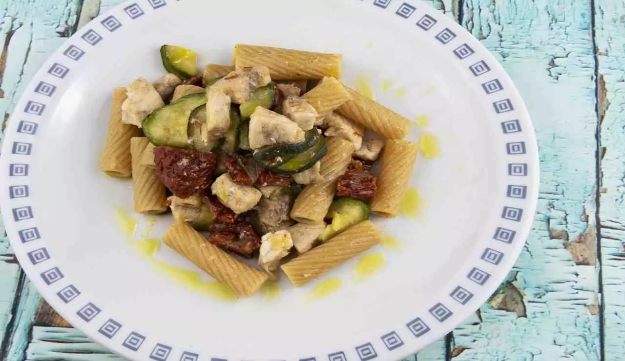 Rigatoni mat courgettes, Minze, gedréchent Tomaten an Thuinfeschskaepp