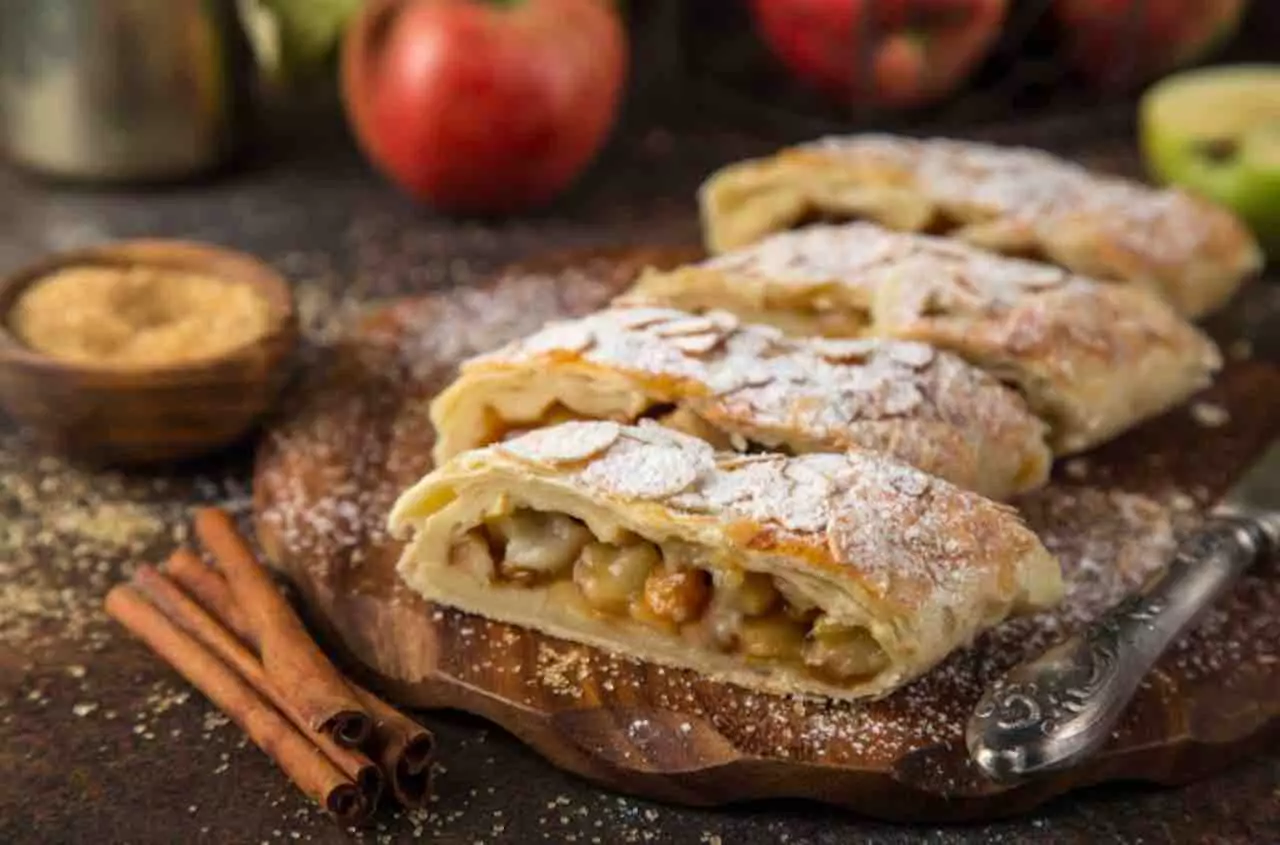 Rollo de galleta de manzana y almendras un postre para servir en raciones individuales