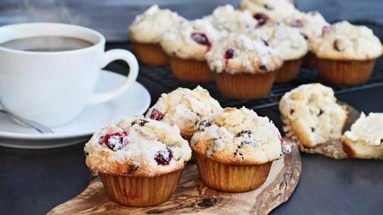 Cherry jam ug coconut muffins nga walay mga itlog | Ang hingpit nga resipe