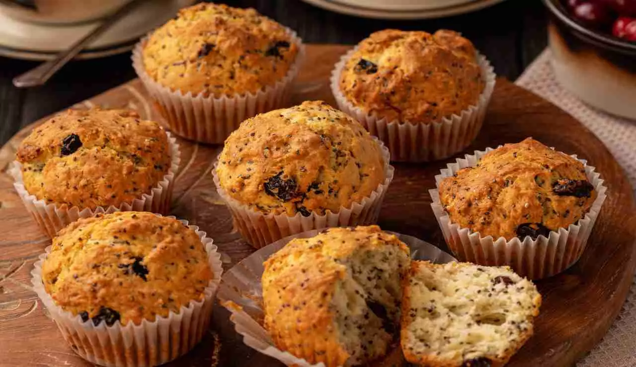 Muffins bê rûn kiraz çikolata spî û tovên chia