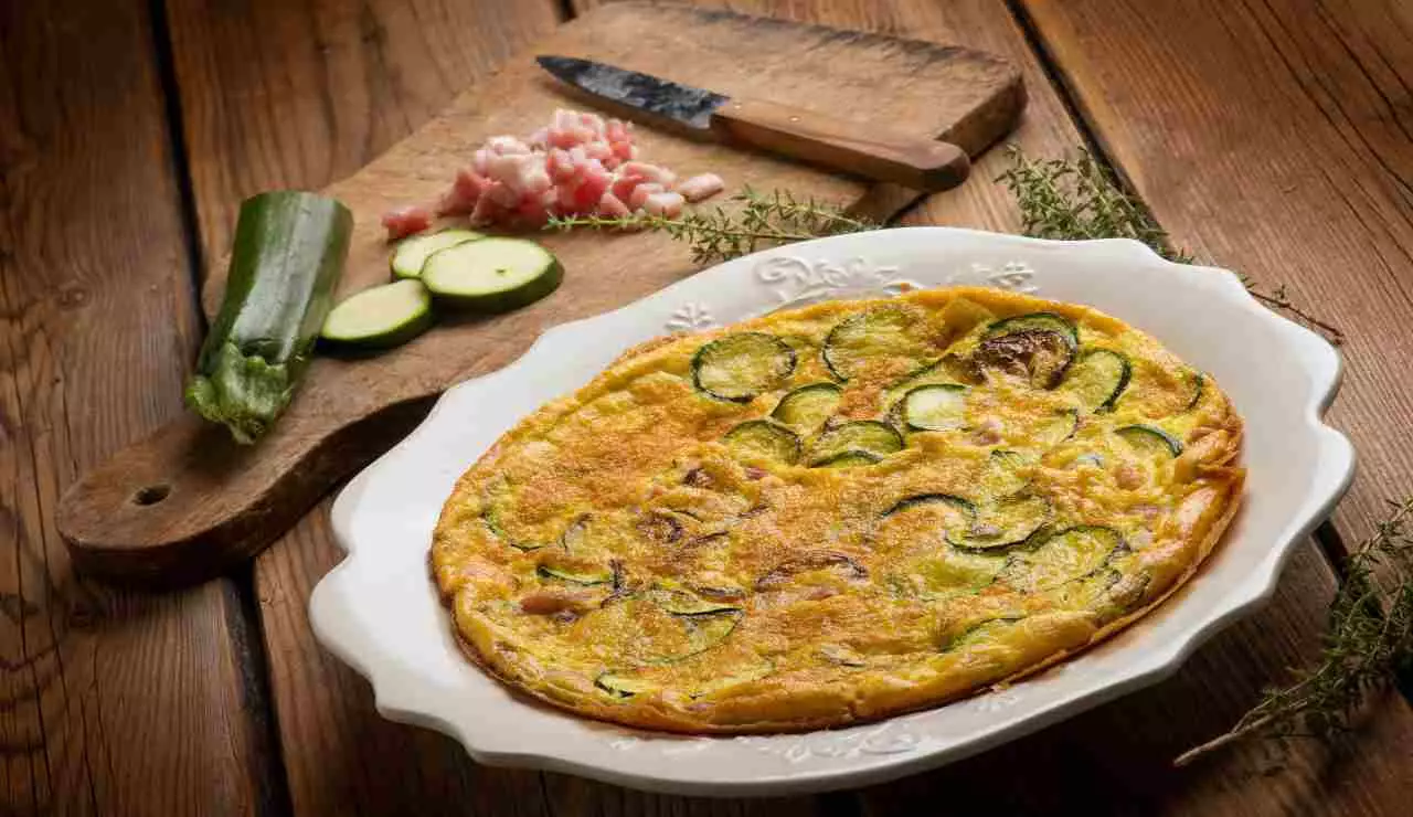 Omelette nga adunay bacon ug piniritong zucchini | paspas kaayo ug super dili mapugngan