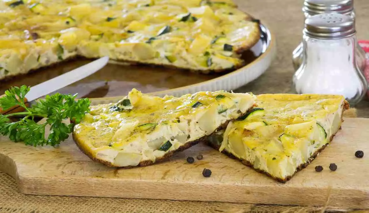 Mbatata omelette, hanyanisi uye courgettes | yakanaka uye yakagadzirira pasina nguva 32071_1