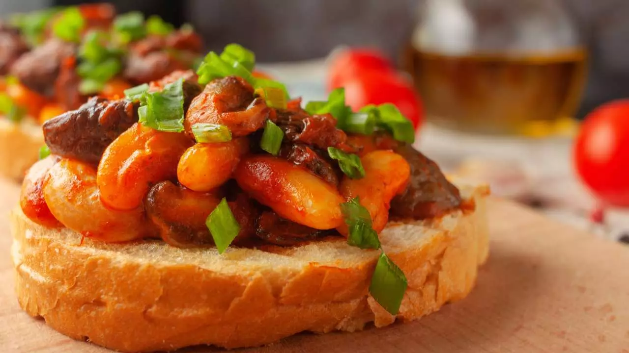 Bruschetta kalawan térong jeung kacang | Teu biasa jeung ngeunah