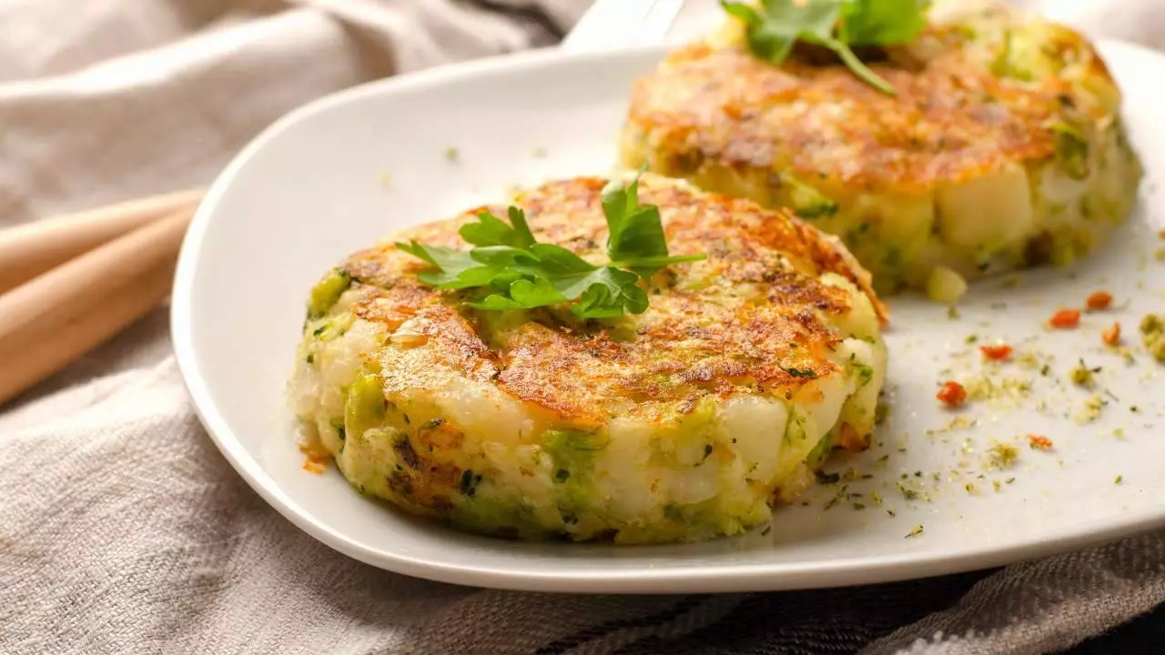 Zucchini cutlets and baked potatoes recipe preparation 32095_1