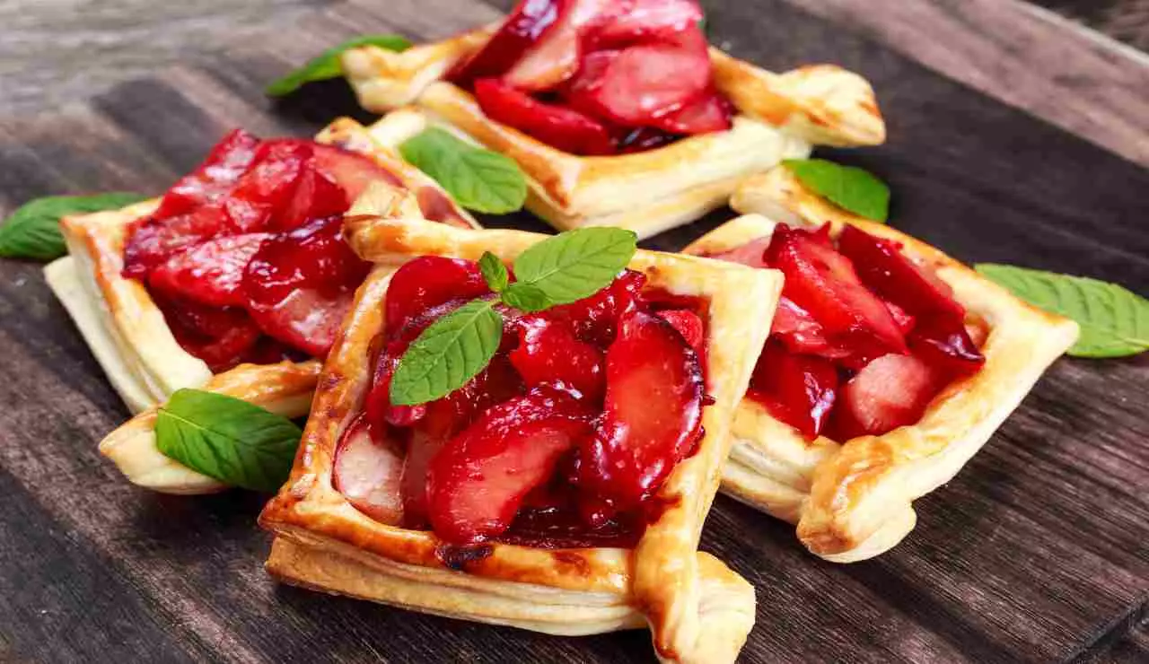 Puffed baskets with strawberries, apples, honey and mascarpone | mouth-watering