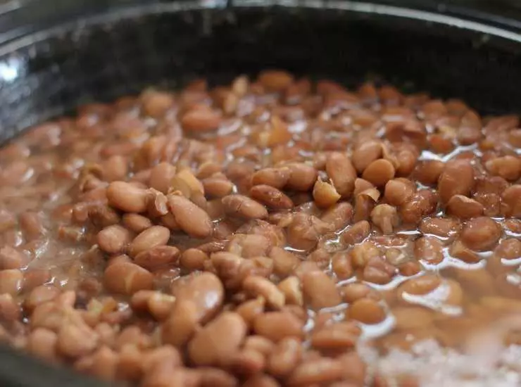 Selada dimasak dengan bawang bombay dan kacang-kacangan cetakan resep PHOTO