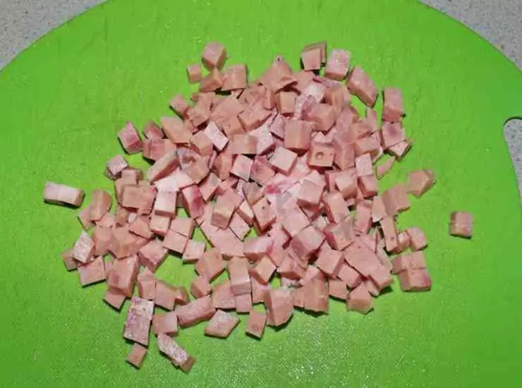 בשר חזיר מבושל חתוך לקוביות