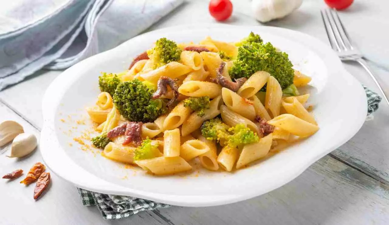 Penne broccoli ndi marinara anchovies | Choyamba chokoma komanso chosavuta