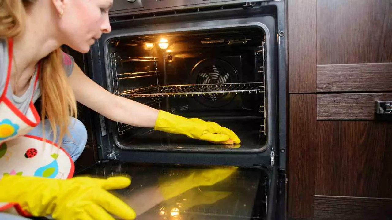 Limpia el horno, si lo haces con esta conocida bebida lo lograrás en 5'