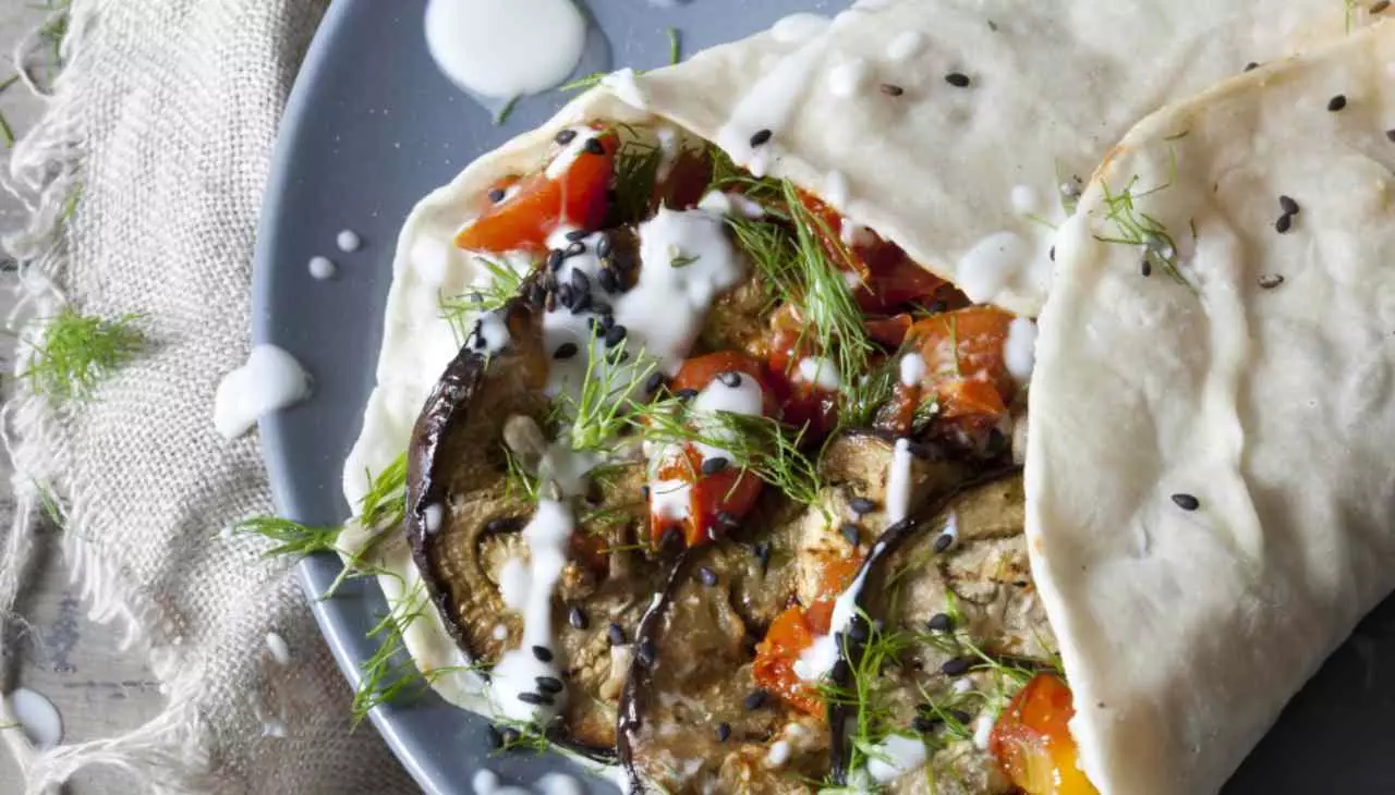 Piadina pẹlu ti ibeere aubergines ati warankasi | Rọrun pupọ ati ọlọrọ ni itọwo