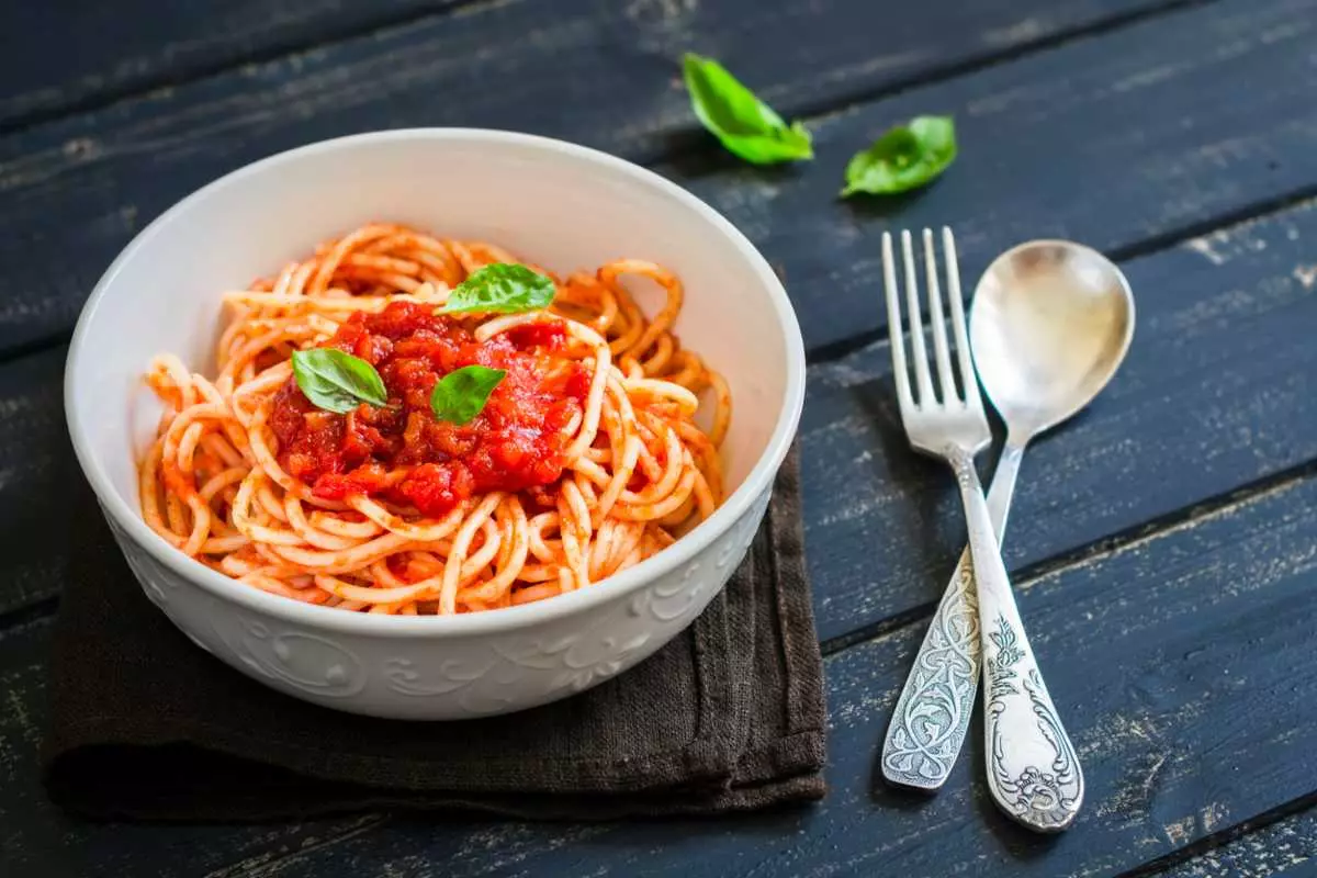 Maccaronara met puree tamaties en basiliekruid, 'n tipiese gereg van Irpinia