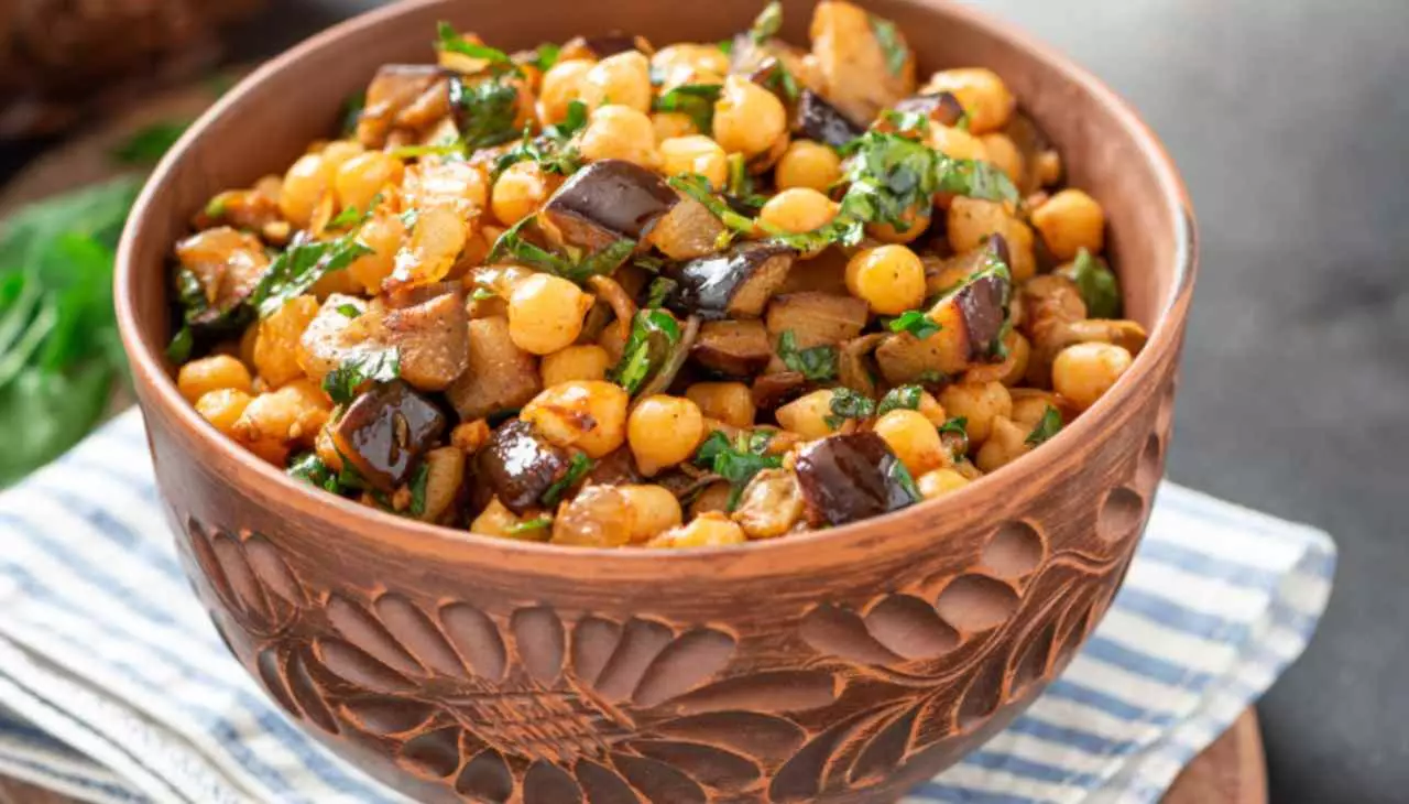 Chickpeas và aubergines trên chảo với nước sốt cay | Nhanh chóng và rất đơn giản