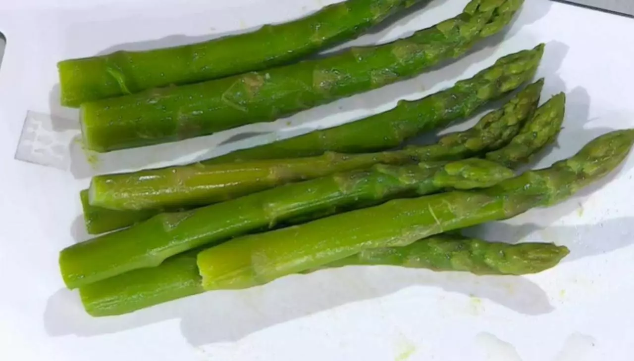 Asparagus। È semper Mezzogiorno द्वारा फोटो