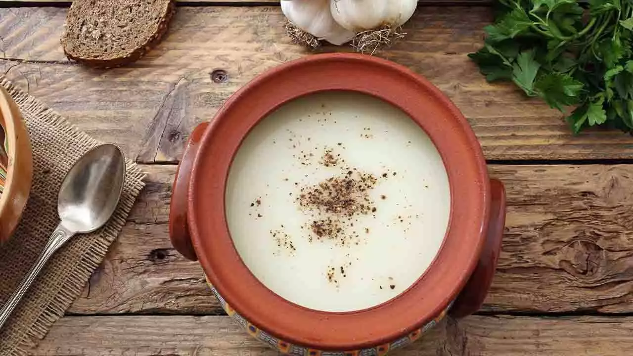 Crème d'ail et pommes de terre, un plat simple plein de bienfaits