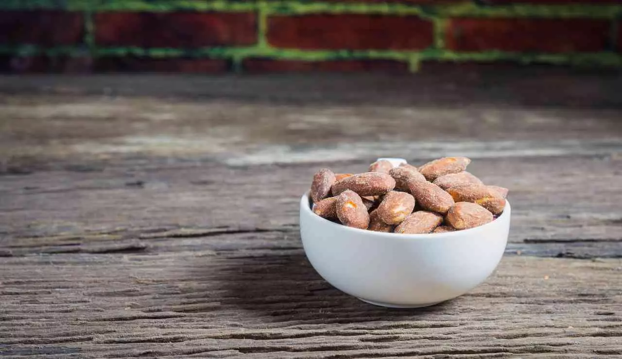 Almond garam dan merica | resep selera untuk minuman beralkohol di perusahaan