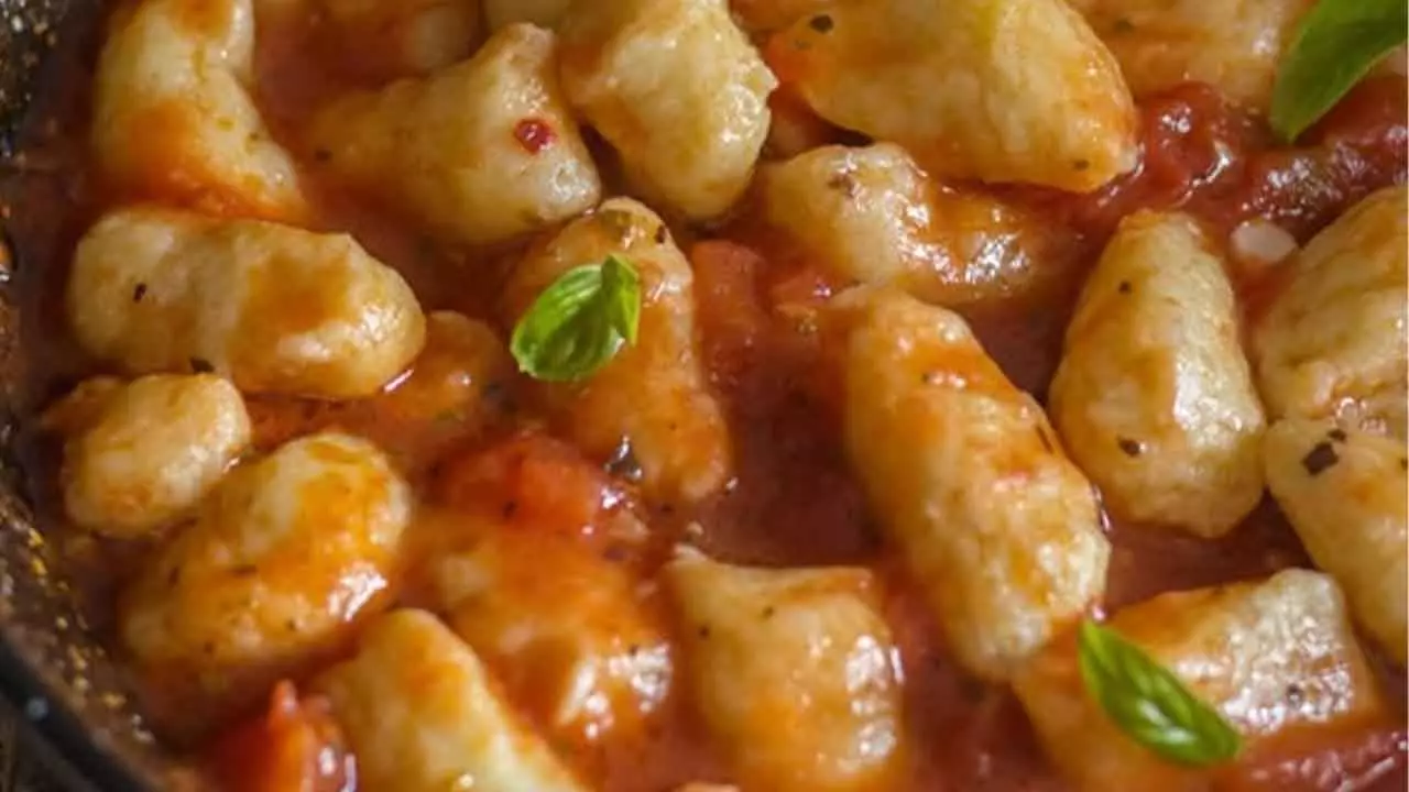 Gnocchi бо чошнии monkfish, некии нозук дар як муддати кӯтоҳ