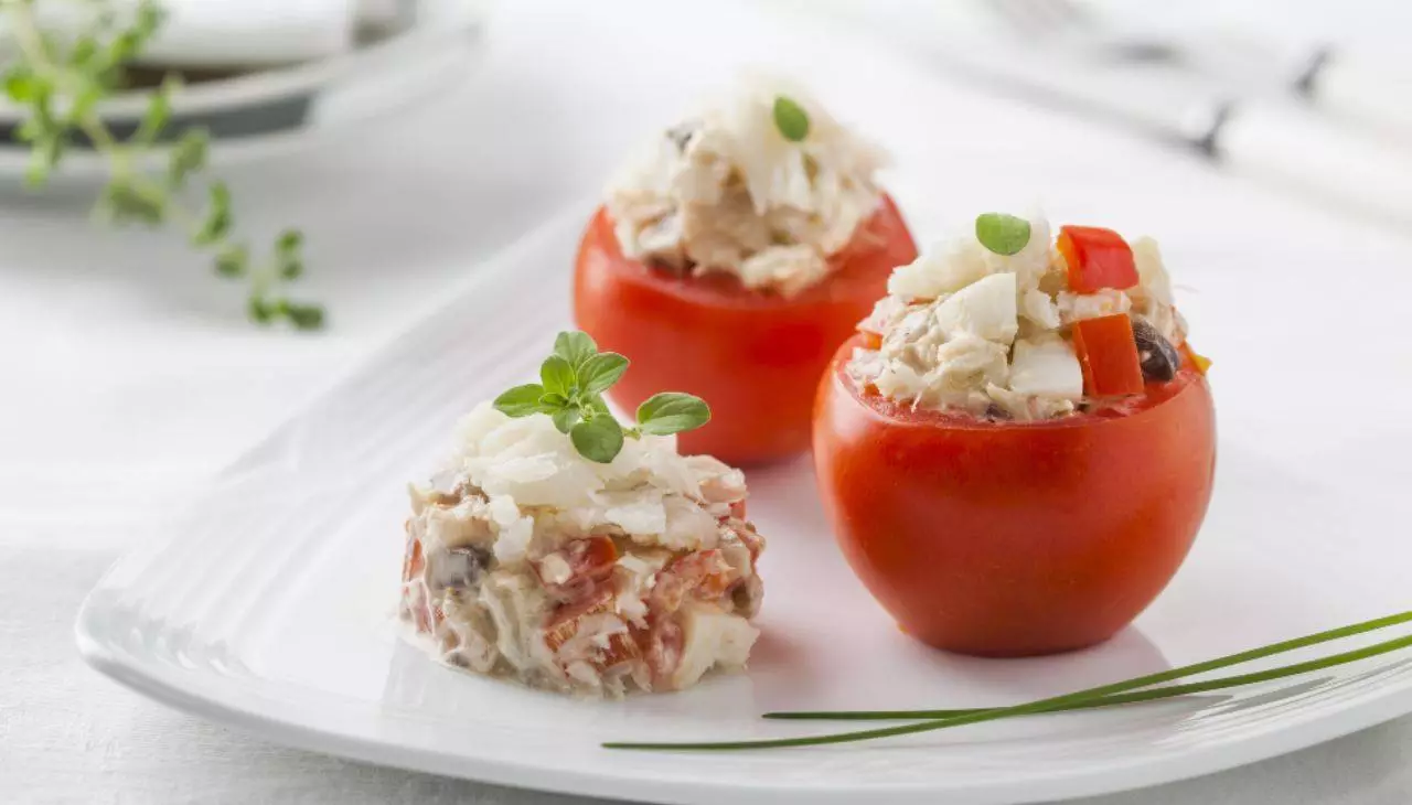 Tomates recheados a frio com bacalhau | Petiscos de verão fáceis e saborosos