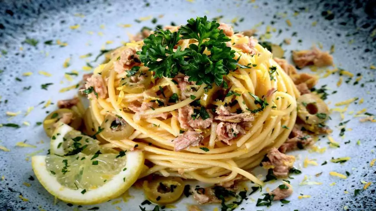 Spaghetti na tuna na lemon | Na-esi ísì ụtọ ma dị mfe ịkwadebe