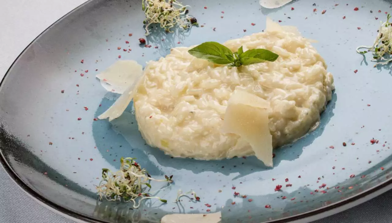 Parmesan risotto | 5 bahan kanggo kursus pisanan sing cepet lan enak