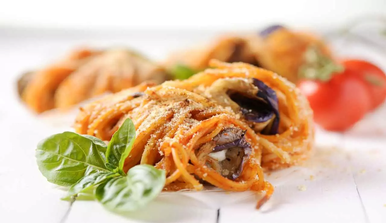 Rolls na spaghetti tare da tumatir caciotta da eggplant