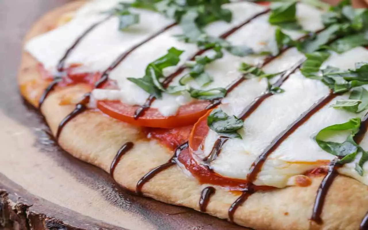 Crispy Schiacciata alla caprese | Ka potlako, e sebetsang le ea moruo